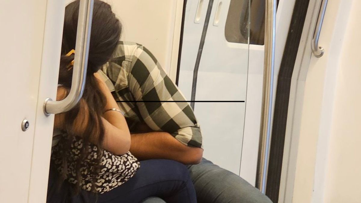 'Kiss, Kiss More': Couple Found Getting Intimate Inside Delhi Metro, This Time Netizens Approve ...